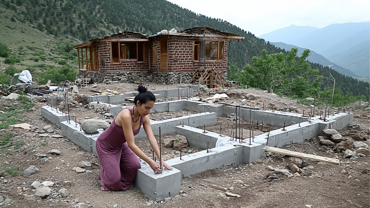 Mujer Construye Casa Sola En Pueblo Aislado En Las Montañas, Vive ...